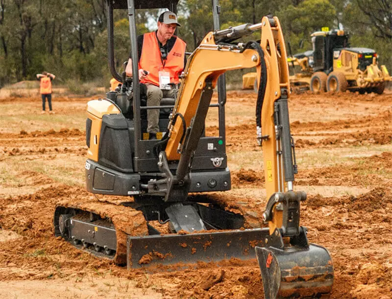 Cómo operar una miniexcavadora - Maquinaria BISON